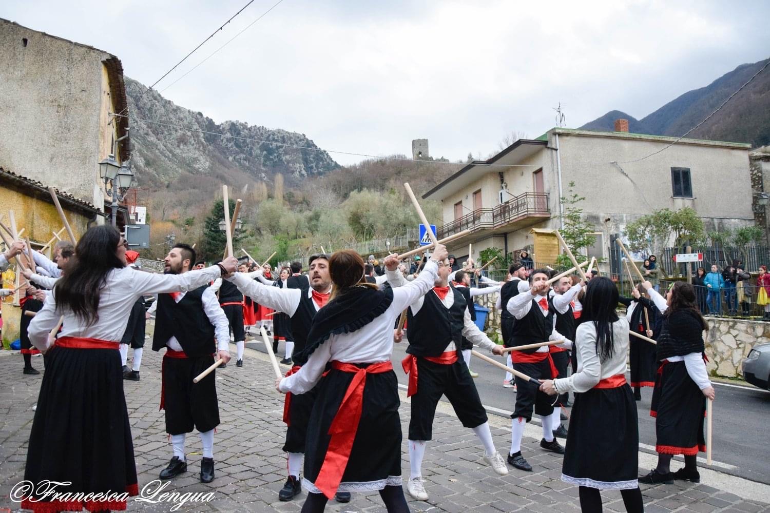 Cervinara festeggia il Carnevale: "Ndrezzata" e "Quadriglia" in tutte ...
